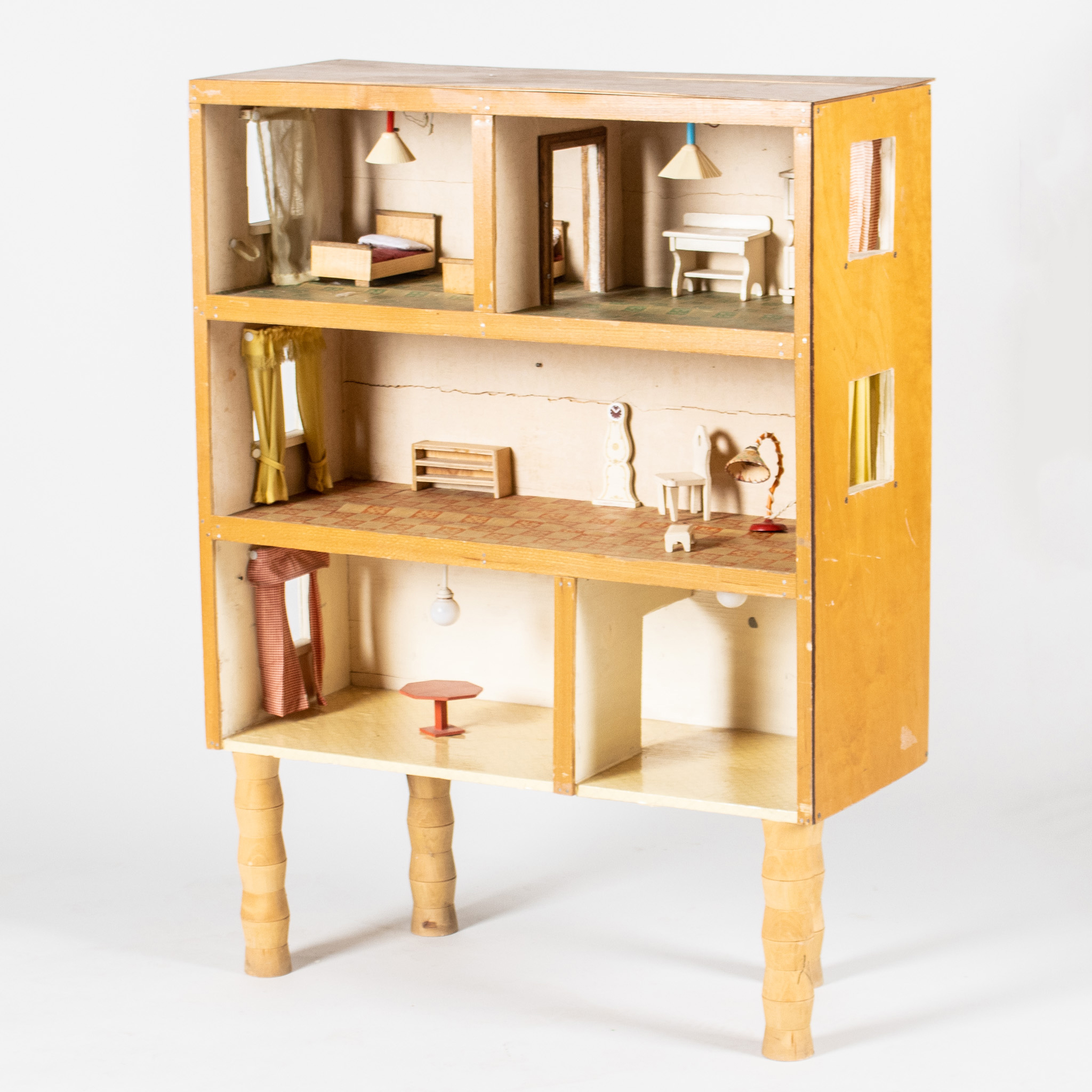 DOCKHUS MED TILLBEHÖR, 1900-talets andra hälft | Auktion