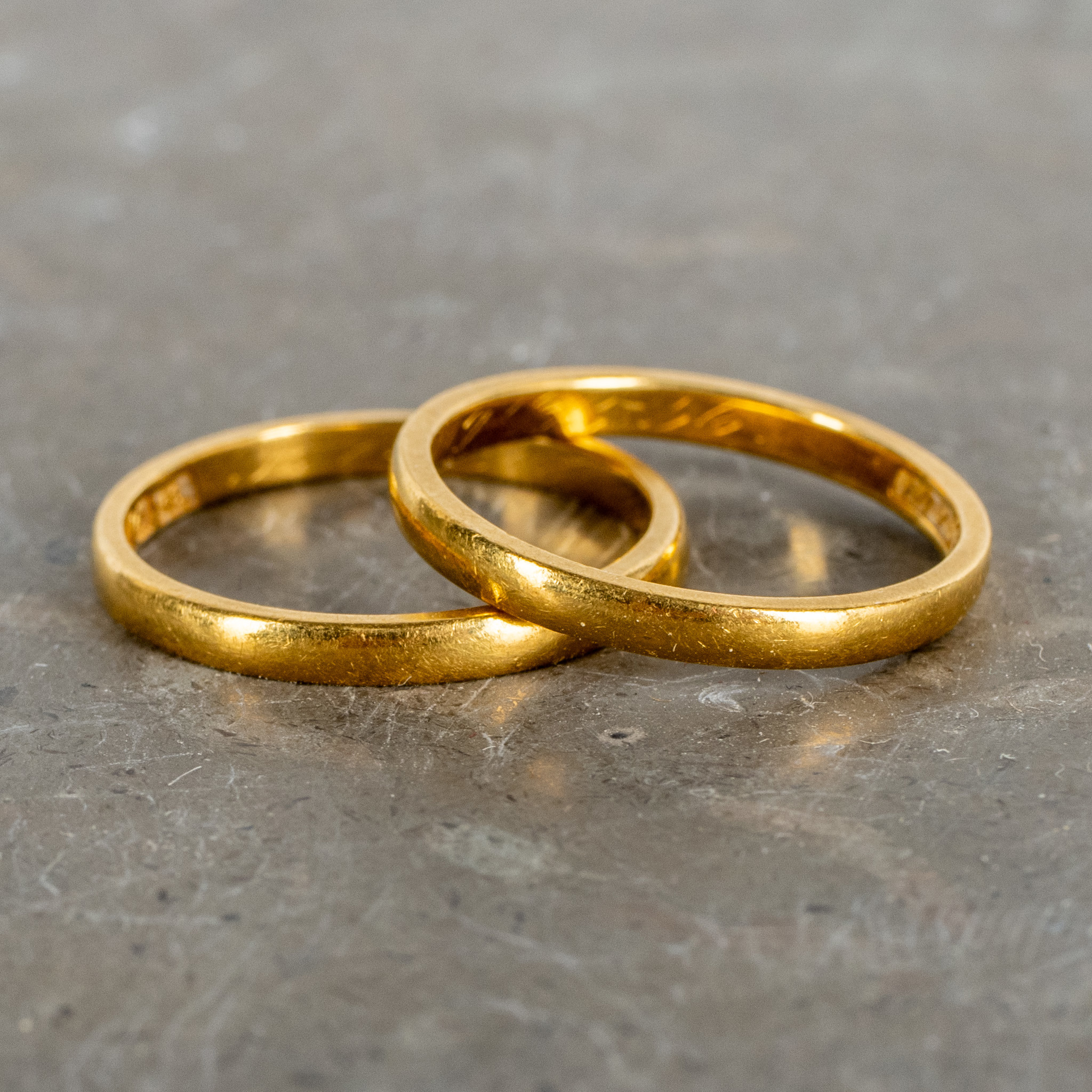 RINGAR, 2 st, 23k guld, tot vikt ca 5,5 g | Auktion