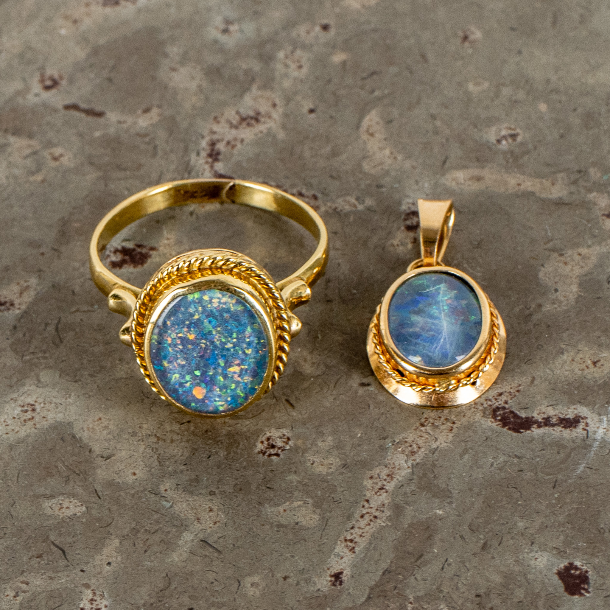 RING OCH HÄNGE, 18k guld, med sannolikt opaler, tot vik | Auktion