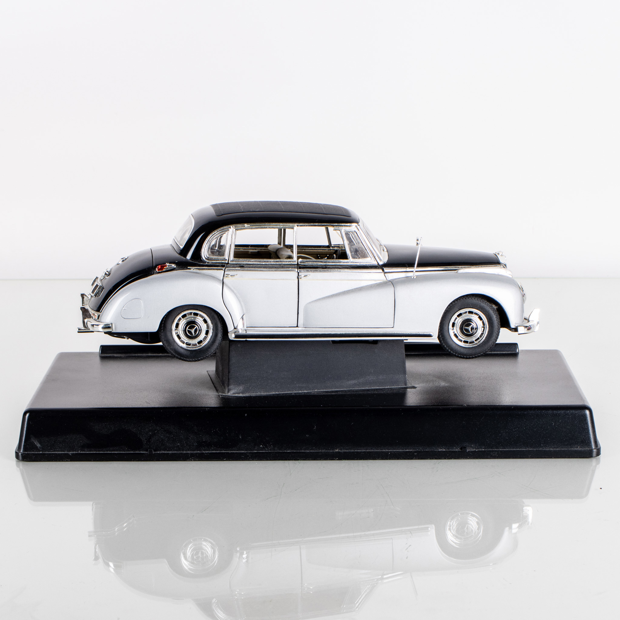 BILMODELL, Mercedes Benz 300C, limousine… | Auktion.se