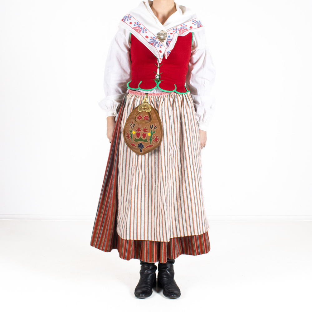 FOLKDRÄKT, Skedevi, dam, 1900-tal | Auktion